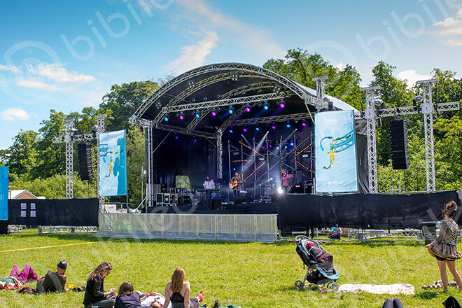 How to choose indoor or outdoor rental screen